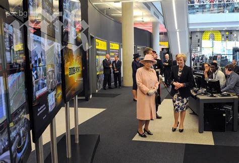 Елизабет Ii нахлу по време на ефир в новинарското студио на Би Би Си