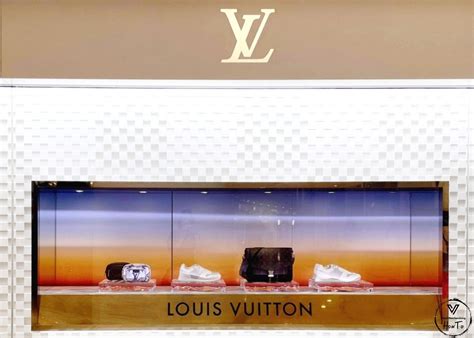 VMHT LV Window Display Visualmerchandisinghowto