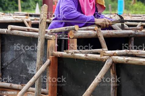 유칼립투스 목재의 클로즈업은 건설 현장의 노동과 흐린 건설 노동자를 지원하는 데 사용되었습니다 강철에 대한 스톡 사진 및 기타 이미지 Istock