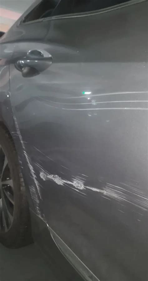 타고 다니는 그렌저hg 차량이 주차장에서 사고가 발생했는데 휀더와 문짝 손상이 심해 동진오토파크에 수리 맡겼습니다 타 수리업체에서는 손상 상태가 심각해서 복원에 자신이