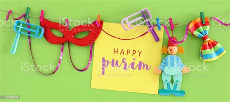 나무 녹색 배경 위에 텍스트 광대 마스크 및 권총에 대 한 빈 메모와 푸 림 축 하 개념 목재 재료에 대한 스톡 사진 및 기타 이미지 Istock