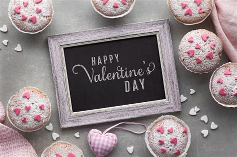 흑 설탕 뿌리고 머핀 분홍색과 흰색 퐁 당 착 빙 마음 텍스트와 프레임 0명에 대한 스톡 사진 및 기타 이미지 0명 기념일 낮 Istock