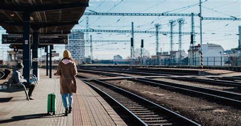 기차역 플랫폼에서 기차를 기다리는 짐을 가진 행복한 젊은 여행자 여자 사진 Unsplash의 수송 이미지