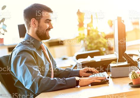 남자 사업가 비어드 사무실에서 일하고 컴퓨터 및 새겨져야 갈색 머리에 대한 스톡 사진 및 기타 이미지 갈색 머리 계획 기업 재무와 산업 Istock