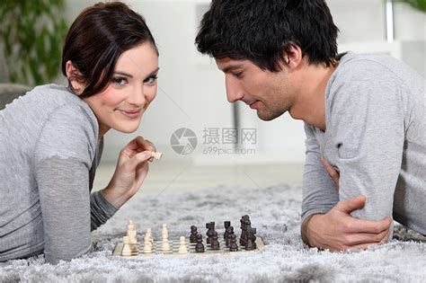 躺在地毯上玩象棋的情侣高清图片下载 正版图片321254871 摄图网