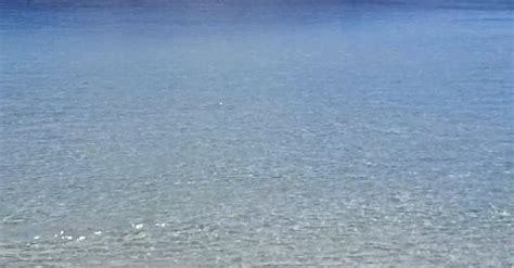 집 밖의 경치가 좋은 고요한 구름 구름 낀 하늘 남옥 낮 맑은 맑은 물 명상적인 목가적인 물 미묘한 바다 바다 경치 바다의 상쾌한 손을