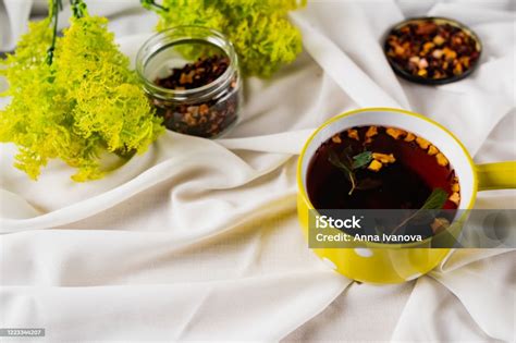 허브와 열매에 민트와 붉은 향기로운 차 흰색 완두콩에 손잡이와 녹색 찻잔에 마른 과일과 열매가있는 항아리에서 플레이스 근처 0명에 대한 스톡 사진 및 기타 이미지 Istock