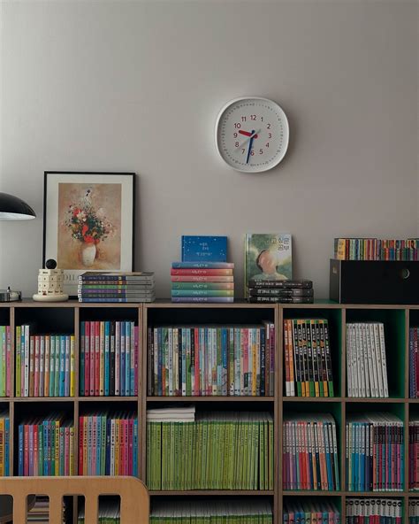 담비ㅣ두 아이를 키우며 집을 가꿉니다 침대가 있는 방 안 책장에는 재미를 느끼며 편하게 읽을 수 있는 책들 위주로 정리해주고 책상이 있는 방 안 책장에는 학습과