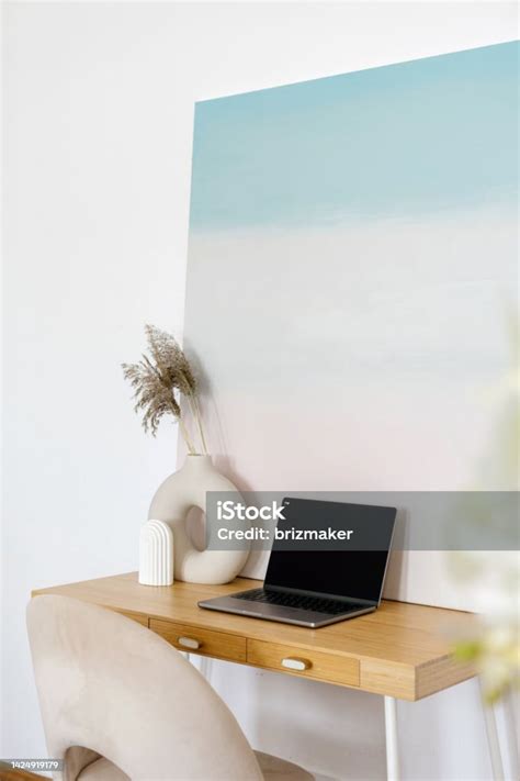 추상적 인 예술 그림에 맞서 책상에 현대적인 노트북이있는 가벼운 방 0명에 대한 스톡 사진 및 기타 이미지 0명 가구