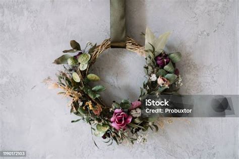 회색 벽 배경에 장미 밀 유칼립투스로 만든 영원한 건조 화환을 만든 아름다운 손 화관에 대한 스톡 사진 및 기타 이미지 화관 유칼립투스 꽃 식물 Istock