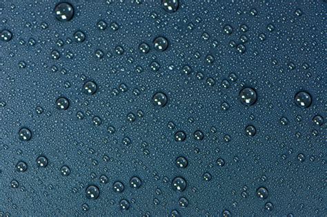 회색 톤 배경에 물 방울을 닫습니다 플라스틱 Pvc 표면이나 그런지에 거품추상 검은 젖은 질감 사실적인 순수한 물방울이 응축되었습니다 캔버스 가죽 질감의 디테일 감정에 대한