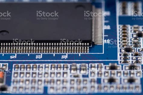 파란색 인쇄 회로 기판에 검은 색 마이크로 칩 추상 기술 검은 배경입니다 Cpu에 대한 스톡 사진 및 기타 이미지 Cpu