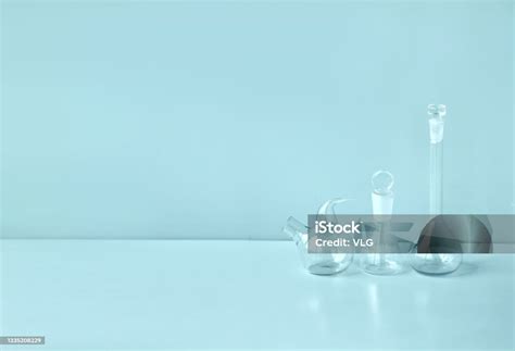 유리 볼륨 플라스크 에렌마이어 플라스크 실험실 플라나스카실험실 작업에 사용 화학 물질의 혼합 붓기 및 저장 0명에 대한 스톡 사진 및 기타 이미지 Istock