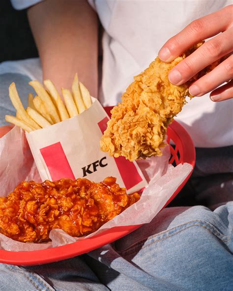 Kfc 출출한 날 자꾸만 생각나는 치킨🌀 혼자는 부담스러울 땐 ⠀ 혼자 먹기 딱 좋은 양 가볍게 즐기기 좋은 가격 핫크리스피통다리갓양념통다리프렌치프라이m