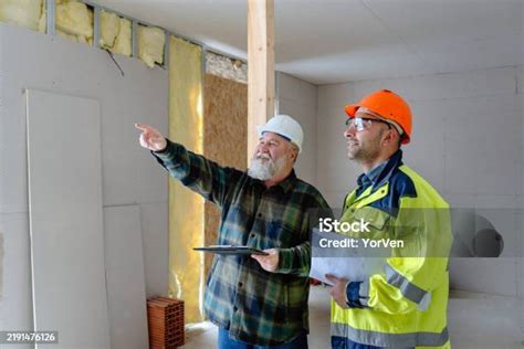 주택 소유자와 건설 노동자가 주택 개조에 대해 논의하고 계획합니다 2명에 대한 스톡 사진 및 기타 이미지 2명 30 34세 60 64세 Istock