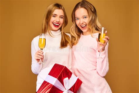 Deux Belles Filles Blondes Posant Sur Le Fond D Or Photo Stock Image Du Positif R Ception