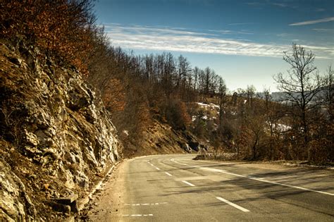 아름 다운 자연 및 위험 하 고 불안정 한 돌과 바위는도 근처와 함께 석양 아스팔트 산악도로 0명에 대한 스톡 사진 및 기타 이미지 Istock