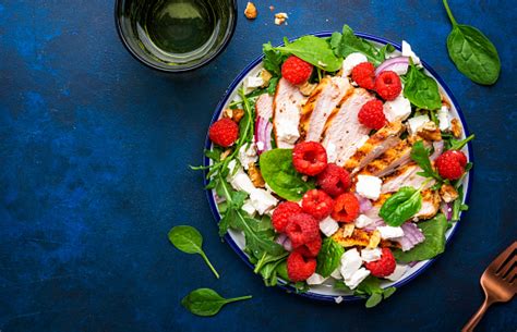 라즈베리 구운 닭고기 페타 치즈 적양파 호두 시금치 혼합 허브 파란색 테이블 배경 탑 뷰를 곁들인 미식가 샐러드 0명에 대한 스톡 사진 및 기타 이미지 Istock