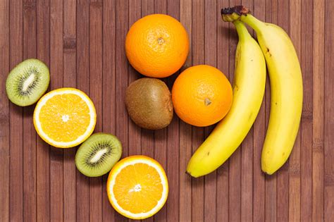 신선한 과일 바나나 키 위 오렌지 나무 배경에 고립 건강 한 음식입니다 신선한 과일의 혼합입니다 감귤의 그룹입니다 채식 생 과일입니다 건강 한 라이프 스타일에 대 한