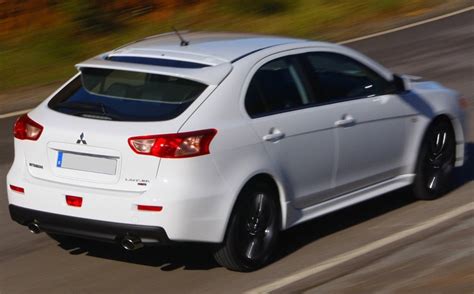 Foto Mostrando A Traseira De Um Mitsubishi Lancer Hatch Branco Que Está