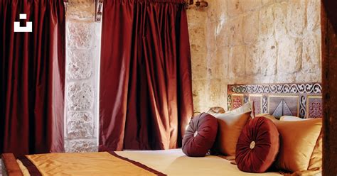 빨간 커튼이 달린 침대 사진 Unsplash의 무료 터키 이미지