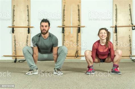 젊은 아름 다운 피트 니스 커플 운동 요가 운동과 아무 포즈 선택적 초점 사람들 진짜 길고 건강 한 생활을 위한 스트레칭 2명에 대한 스톡 사진 및 기타 이미지 Istock