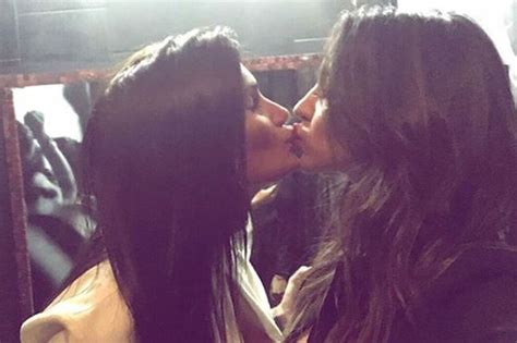 Besos Y Amor Las Fotos De Los Famosos Por El Día Internacional Del