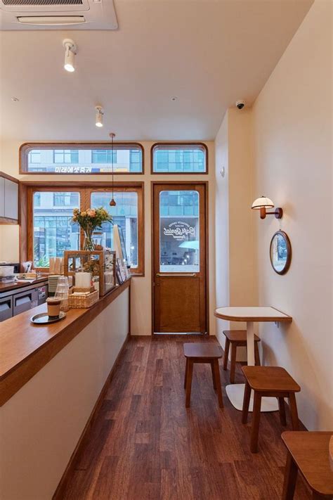 화이트and우드톤 8평 예쁜카페인테리어 디자인 레스토랑 디자인 커피 숍 장식 인테리어 디자인