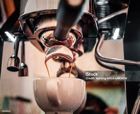 커피 머신에서 커피 컵으로 쏟아지는 에스프레소의 클로즈업 전문 커피 추출 0명에 대한 스톡 사진 및 기타 이미지 0명 갈색 금속 Istock