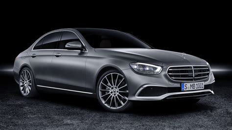 유출된 앞모습 반영한 W214 E클래스 예상도와 구형 비교 스파이샷