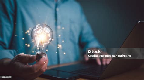 Ai 인공 지능으로 전구를 들고 있는 손 Ai 디지털 브레인 로봇 공학 개념 혁신 및 기술 기계 및 딥 러닝 신경망 및 기타