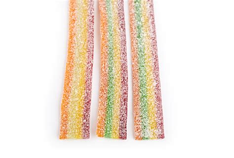 흰색 바탕에 여러 가지 빛깔의 젤리 사탕 과자 노란색 배경에 설탕에 색깔 마멀레이드입니다 천연 무지개 색 마멀레이드 사탕 감초 사탕 0명에 대한 스톡 사진 및 기타 이미지