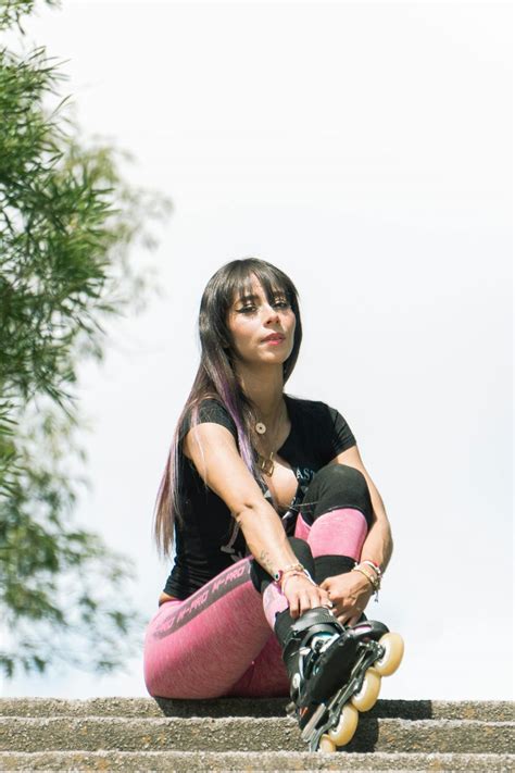 갈색 머리 거리 스타일 건강한 생활 검은색 셔츠 계단 나무 도시의 라이프스타일 레저 레크리에이션 롤러 블레이드 롤러스케이트 맑은 날 모험 밝은 날