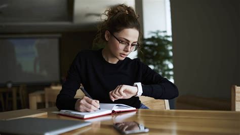 11 Low Effort Ways To Impress Your Boss If You Want To Make More Money