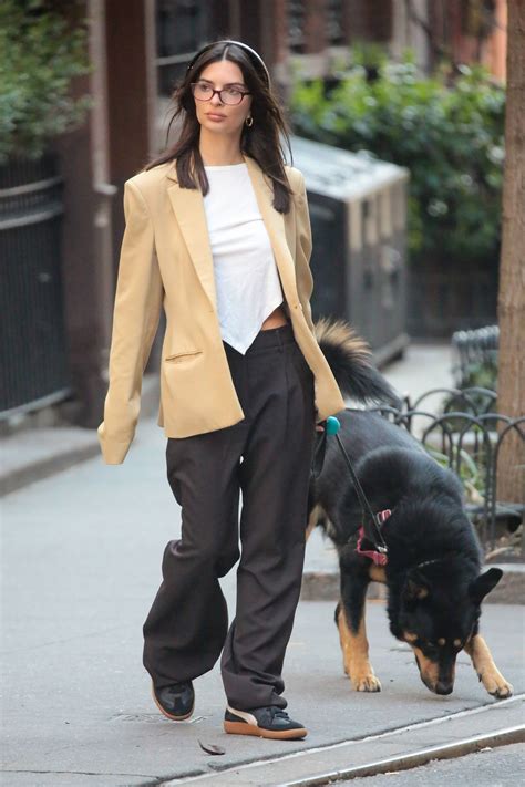 Emily Ratajkowski Tiene El Top Asimétrico Que Más Llevaremos Esta