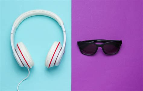 컬러 배경에 선글라스와 현대 헤드폰 평면 누워 창조적 인 음악 개념 복고풍 스타일 0명에 대한 스톡 사진 및 기타 이미지 0명 개념 개념과 주제 Istock