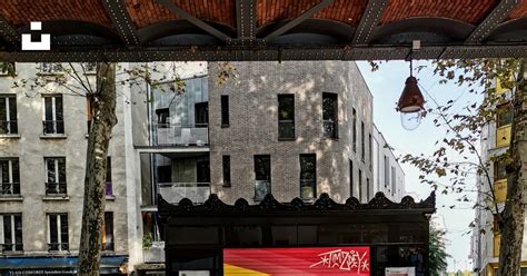 낮에는 벌거벗은 나무 근처의 갈색 콘크리트 건물 사진 Unsplash의 무료 타맥 이미지