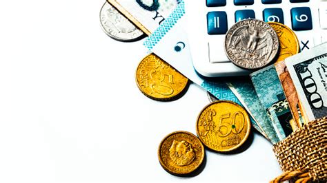 유로 미국 달러 동전 및 계산기와 지폐의 돈 배경은 투자 또는 금융 개념의 반환의 성장으로 사용 합니다 거친 아날로그 필름 모습 개념에 대한 스톡 사진 및 기타 이미지