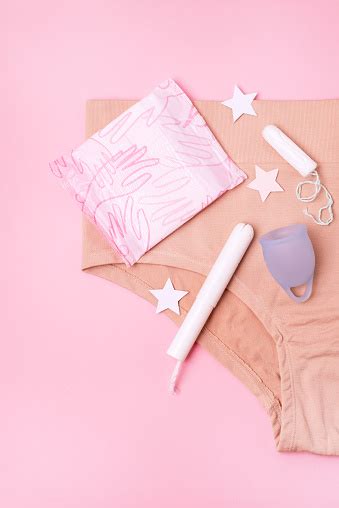여성 생리 보호 수직에 대한 분홍색 배경 위생 개념에 여성 비제 바지 탐폰 패드 컵 생리대에 대한 스톡 사진 및 기타 이미지 생리대 생리컵 재사용 가능 Istock