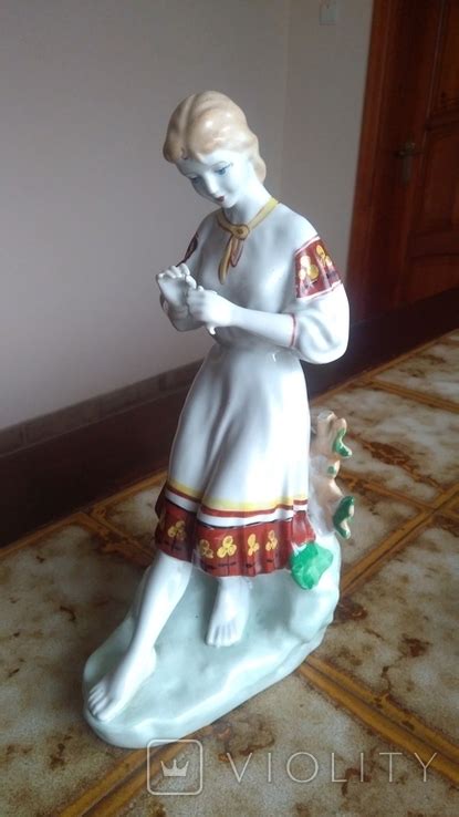 Фарфорова статуетка Дівчина з ромашкою 109945124 купити Violity