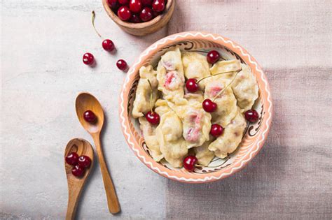 벚꽃만두를 준비하고 있습니다 피에로기 또는 피로히 바레니키 만들기 전통 러시아 요리 또는 우크라이나어 수제 바레니키 굴리기에 대한 스톡 사진 및 기타 이미지 Istock