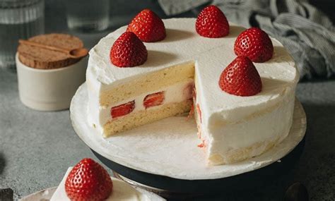 طرز تهیه فوم کیک توت فرنگی؛ با طعمی بی‌نظیر مجله اکالا