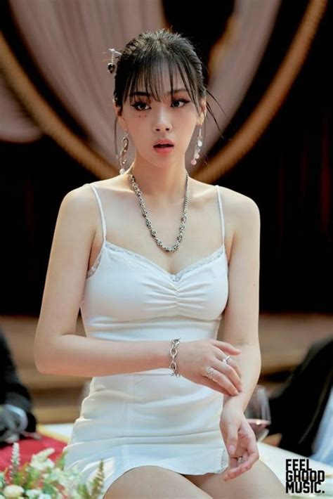 비비 가슴 노출 향한 불편한 시선가벼움 드러낸 두 번째 논란 TEN피플 ZUM 뉴스