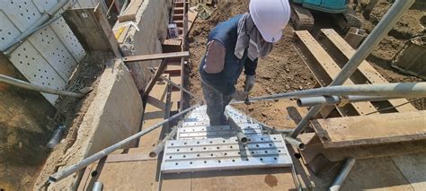 [2023년 8월 7일] 아침조회 현장주변점검 1버팀보공설치 가시설상부 이동통로 까치발 설치 가시설상부 이동발판 까치발 설치 양수기 설치 준비 전석 채가름 작업