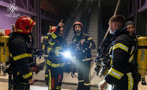 Ліквідація пожежі у київському ТРЦ рятувальники показали надзвичайні кадри ФОТО Вечірній Київ