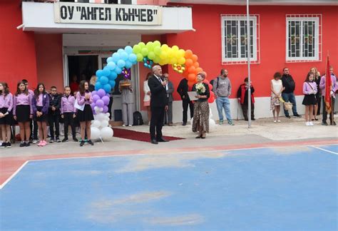 Областният управител на Русе Драгомир Драганов към първолаците в ОУ „Ангел Кънчев“ Бъдете
