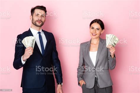 분홍색 남녀 평등 개념에 달러 지폐를 들고 쾌활한 사업가와 사업가 남자에 대한 스톡 사진 및 기타 이미지 남자 여자 2명 Istock