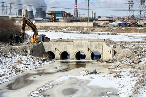 Яармагаас Станцын замыг холбосон шинэ гүүрний баруун талд зөвшөөрөлгүй барьсан гүүрийг буулгаж байна