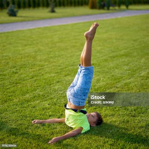 녹색 잔디에 떨어지는 두 행복한 미소 의 아이들 쾌활한 형제와 자매가 함께 웃습니다 행복한 아이들은 공원 잔디밭에서 즐거운 시간을 보입니다 어린이날 귀여운에 대한 스톡 사진