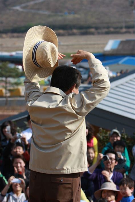 노무현사료관 [봉하마을 방문객을 향해 하트포즈를 하는 노무현 전 대통령]